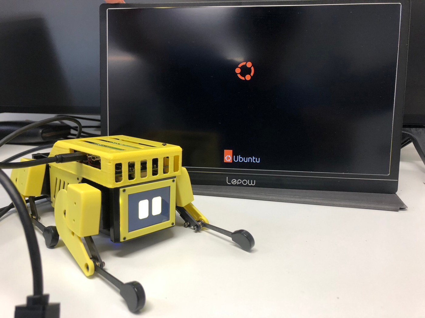 はじめての犬型ロボット制御奮闘記：Mini Pupper 1と駆け抜けた大阪大学自主研究奨励事業2023